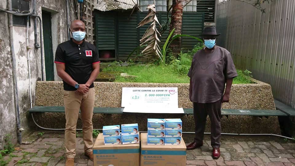 La Fondation Kadji Defosso remet un chèque de 2 millions de fcfa à la ...