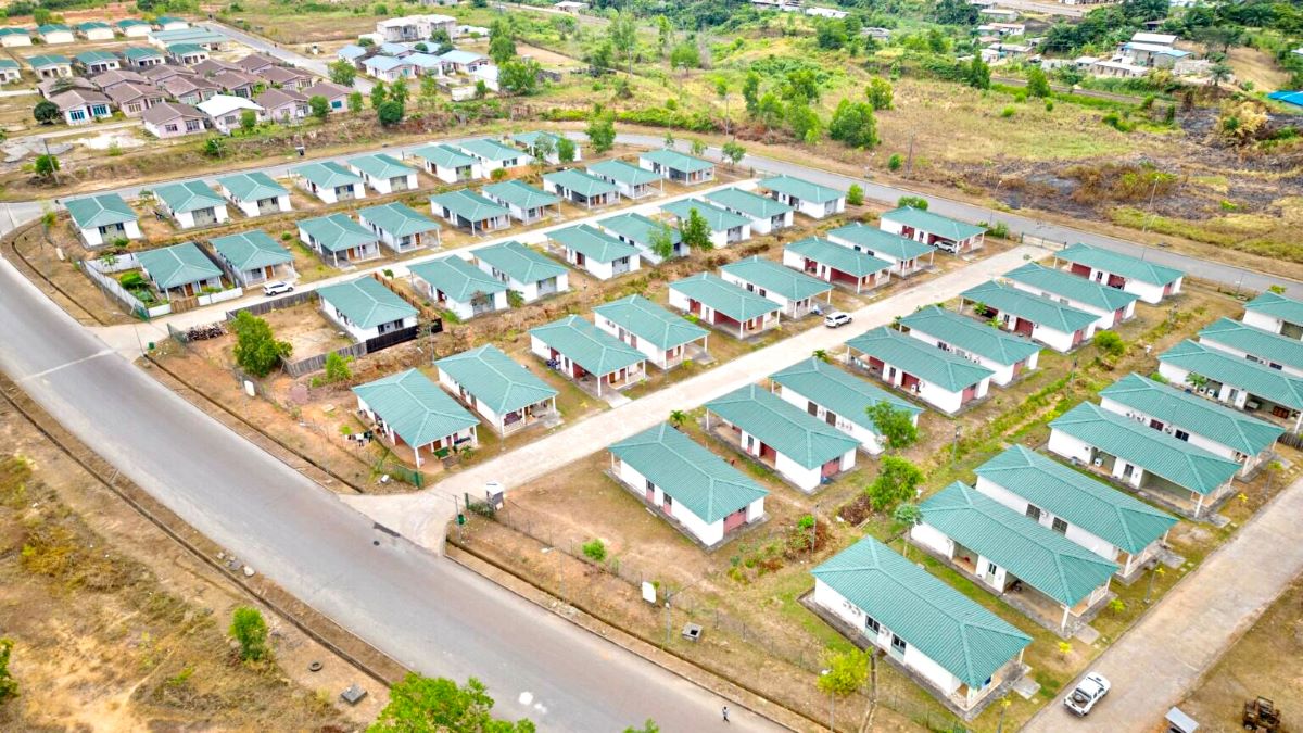 Logements sociaux de Bikélé-Nzong : la BDEAC appuie le Gabon avec un ...